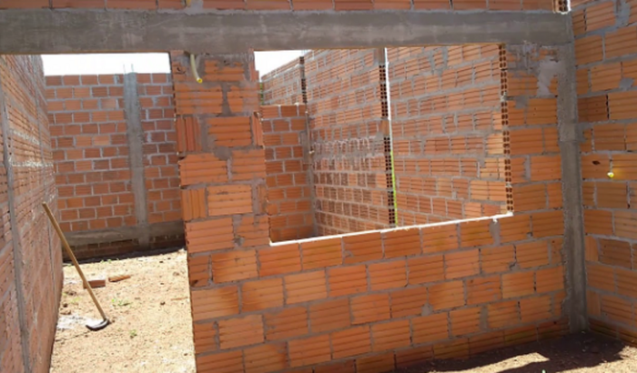 Olá eu preciso termina minha casa alguém pode mim ajuda falta muito ...